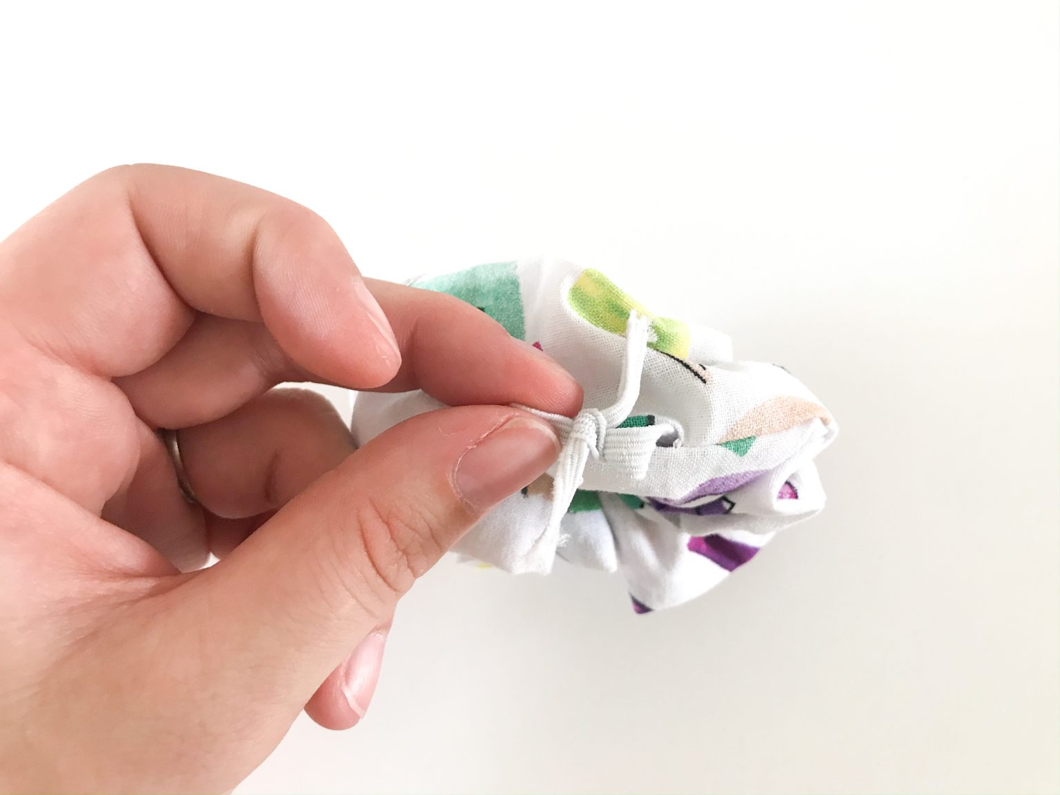 Scrunchie Tutorial for scrap busting - tutorial by Below The Kōwhai