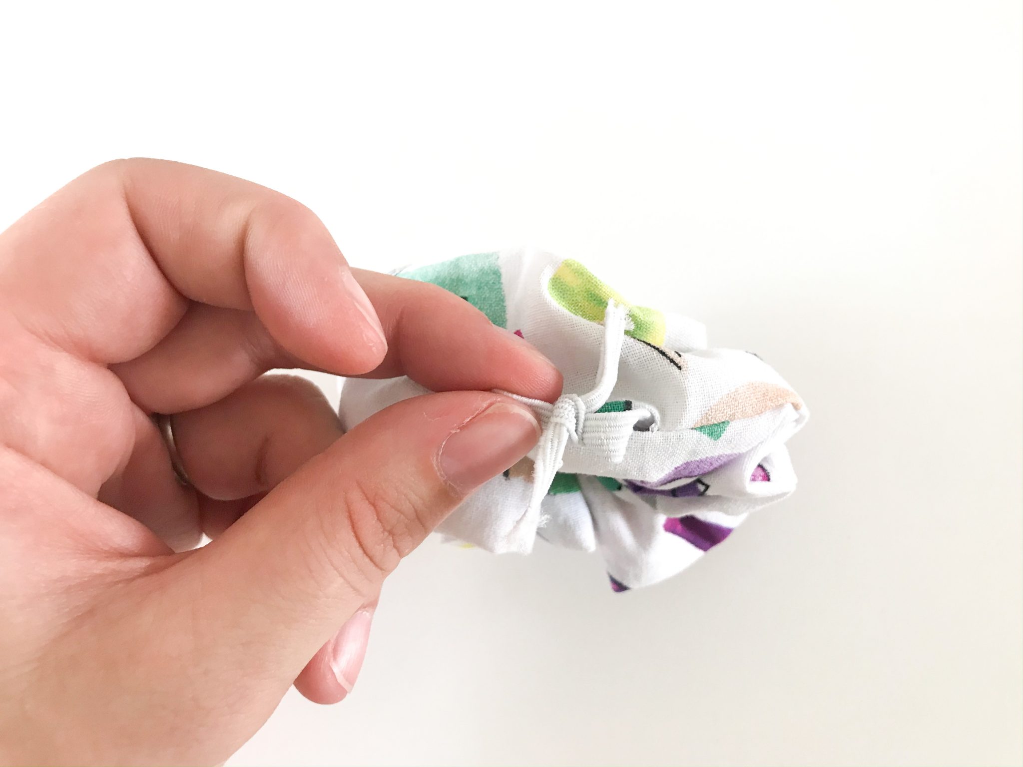 Scrunchie Tutorial for scrap busting - tutorial by Below The Kōwhai