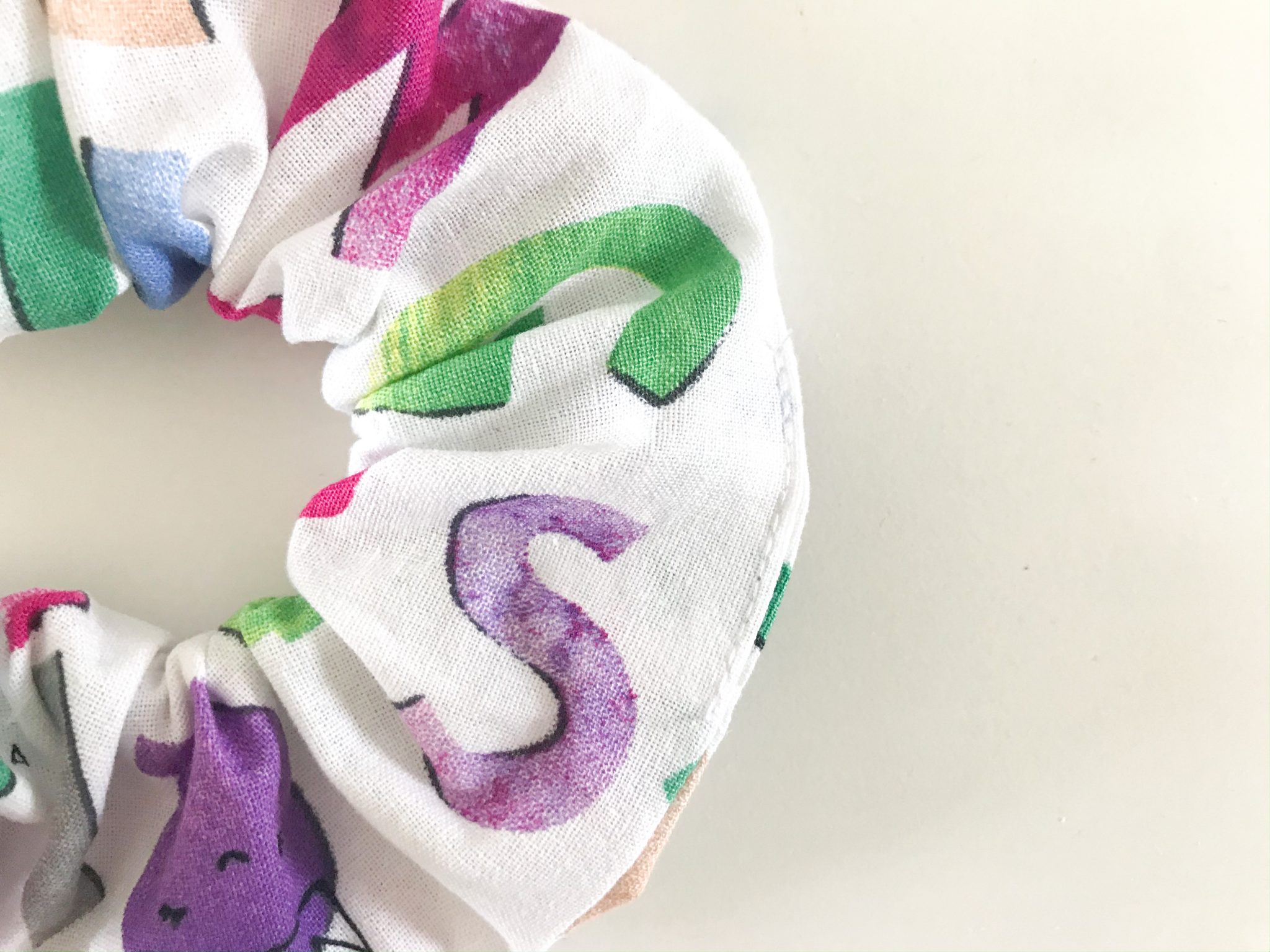 Scrunchie Tutorial for scrap busting - tutorial by Below The Kōwhai